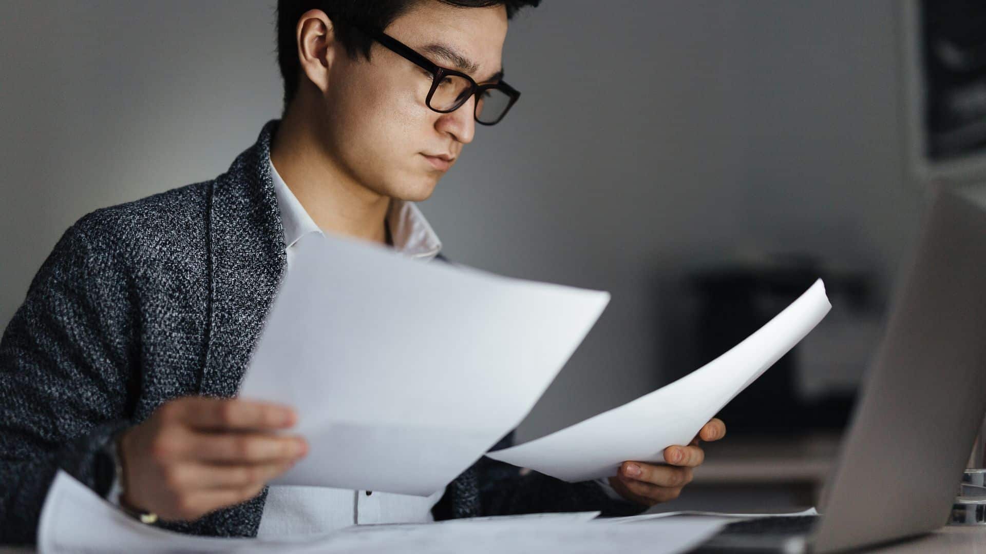 How To Handle Underperforming Employees (In-Depth Guide)